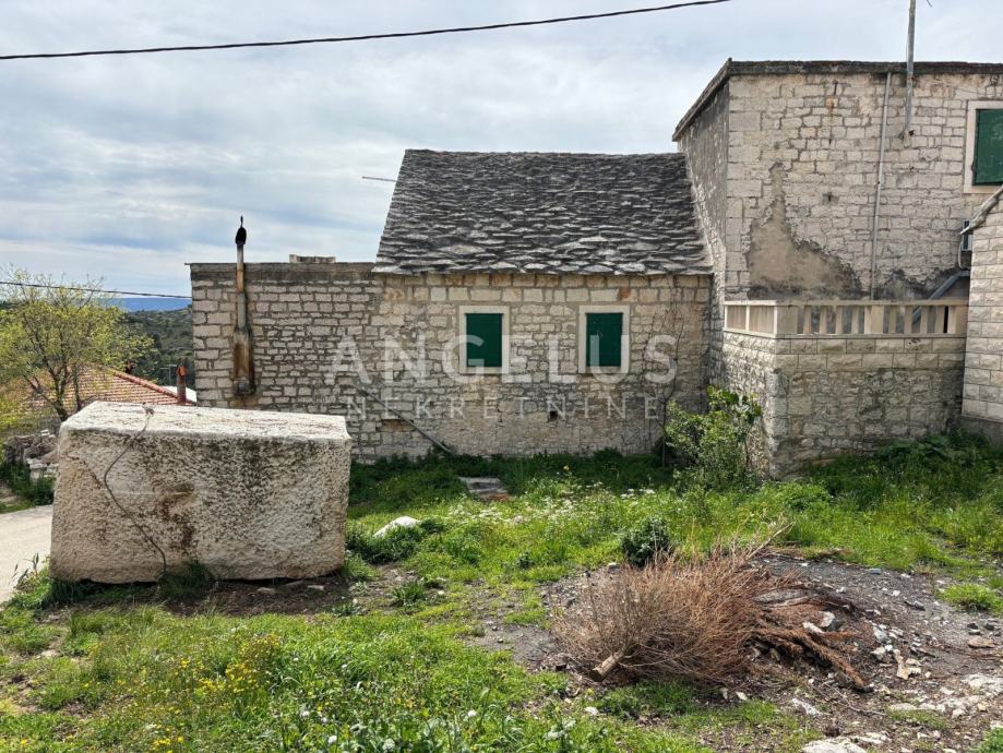 Brač, Novo Selo - autentična stara kamena kuća, 120 m2 (prodaja)