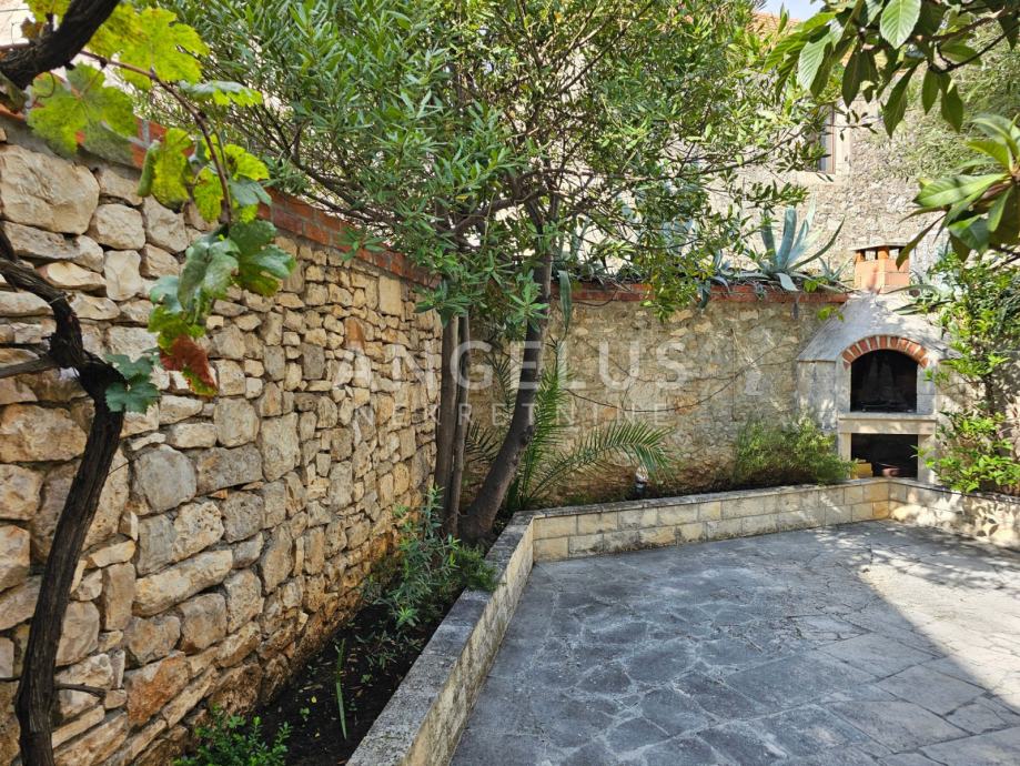 Brač, Sutivan - kamena kuća, 1.red uz more (prodaja)
