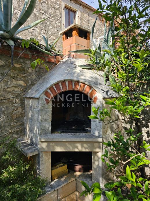 Brač, Sutivan - kamena kuća, 1.red uz more (prodaja)