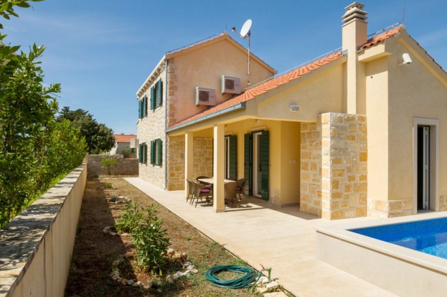 Brač - nova vila s bazenom na mirnoj lokaciji (Vila 2) (prodaja)