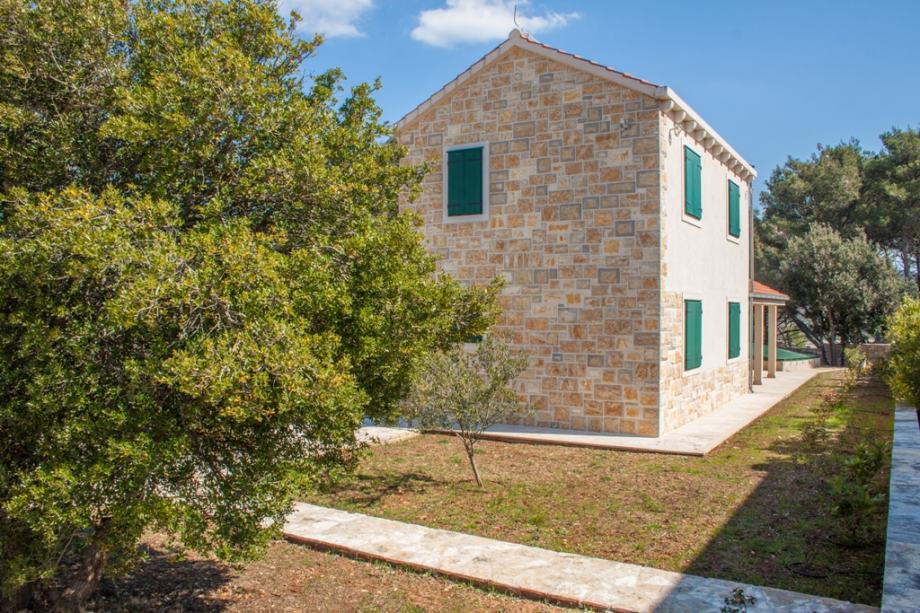 Brač - nova vila s bazenom na mirnoj lokaciji (Vila 2) (prodaja)