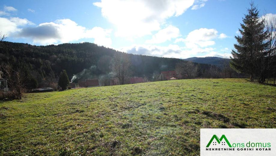 Na brdašcu iznad prometnice i blizu malog potoka