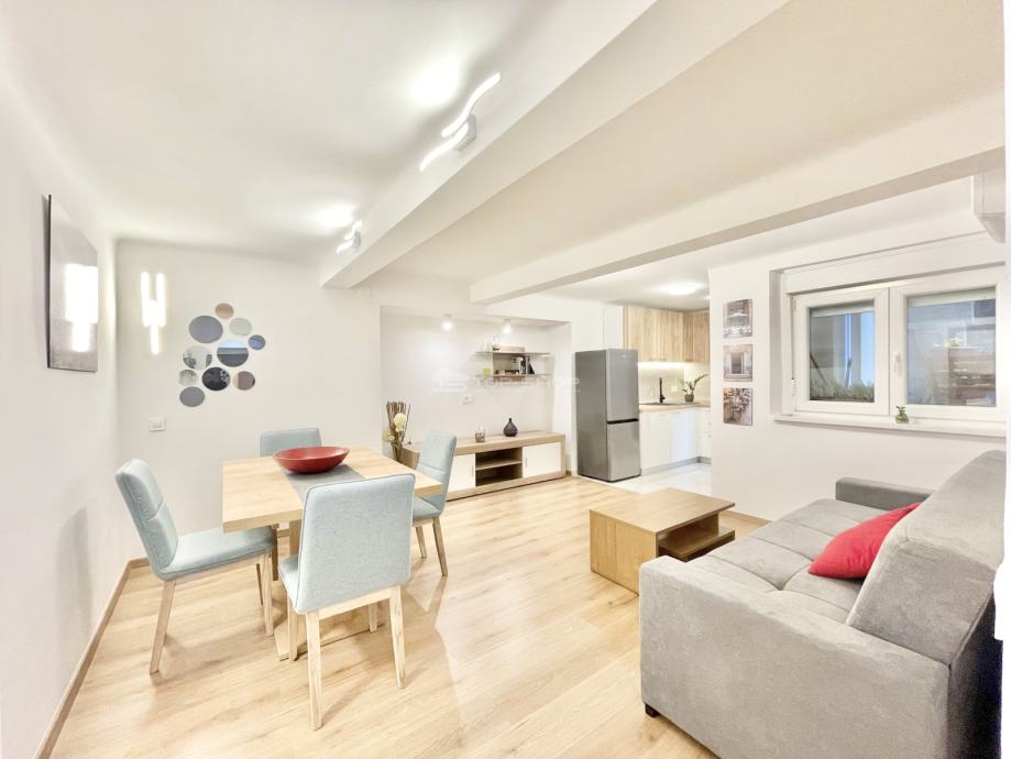 Britanski trg, Novouređeni moderan dvosoban stan s terasom, 48m2 (prodaja)