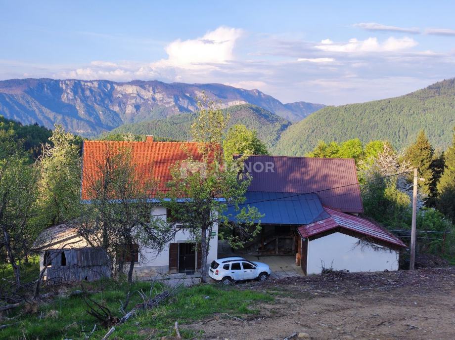 ČABAR, GEROVO - Samostojeća kuća s okućnicom, garažama i podrumom (prodaja)