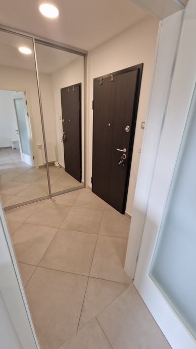 CENTAR, DVOSOBAN STAN 50 m2, novogradnja - GARAŽNO MJESTO (iznajmljivanje)