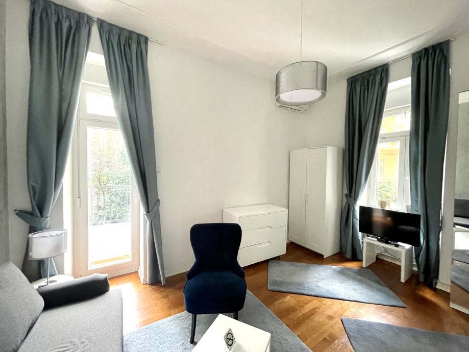 CENTAR, JEDNOSOBAN STAN 30 m2 + TERASA 14 m2 (iznajmljivanje)