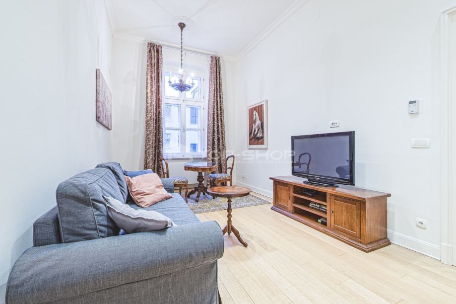 Centar, Marulićev trg, Novouređeni dvosoban stan, 50m2 (iznajmljivanje)