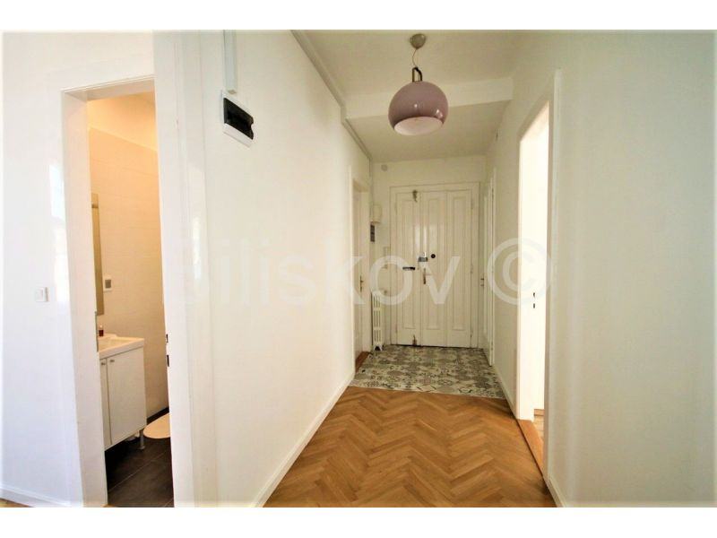 PRILIKA - Centar, Trg bana J. Jelačića, pogled na katedralu (prodaja)