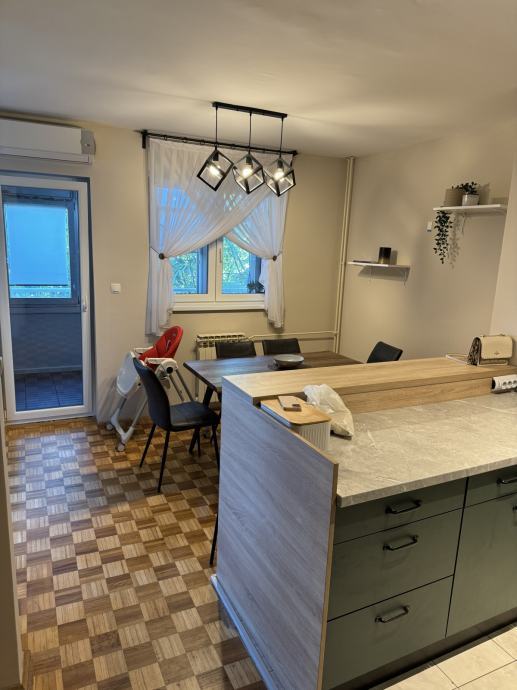 CENTAR, TROSOBAN STAN 65 m2 - GARAŽNO MJESTO (iznajmljivanje)
