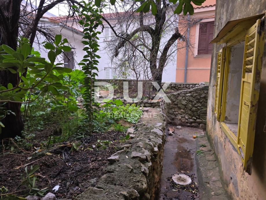 CRIKVENICA - kuća u samom centru Crikvenice, 150 m od mora (prodaja)