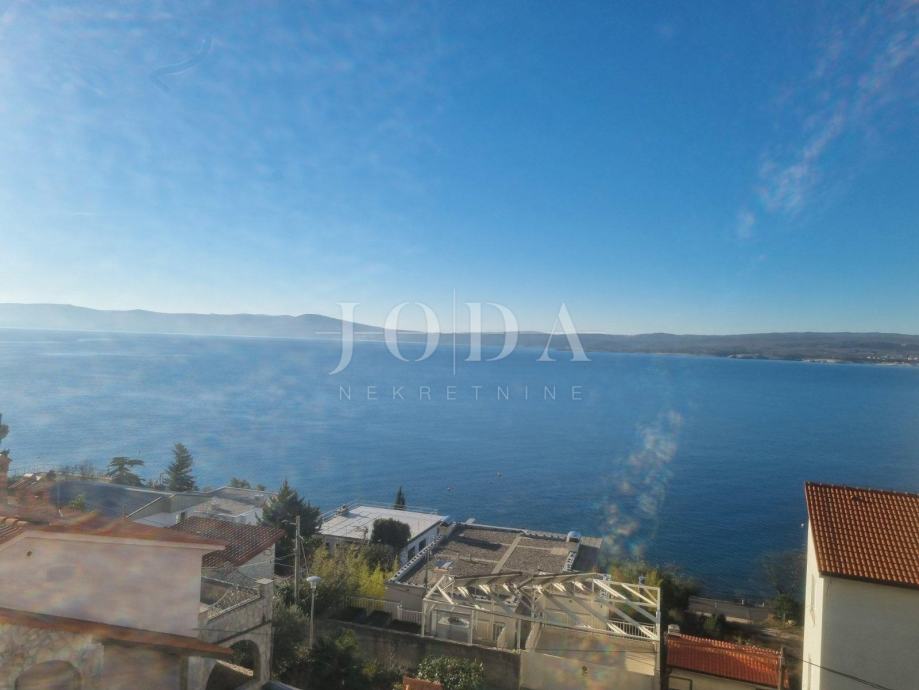 CRIKVENICA, STAN NA PRVOM KATU SAMO 70 METARA OD MORA (prodaja)