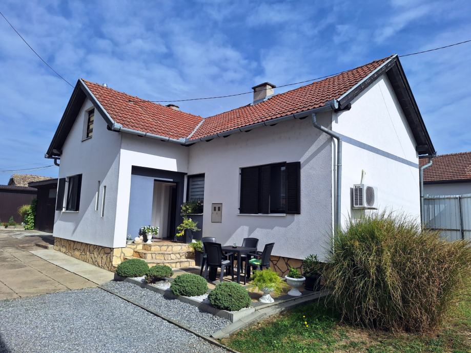 Darda: 2 kuće u zajedničkom dvorištu 300m2 na parcelama od 2081m2 (prodaja)