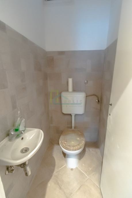 DONJI GRAD 434m2 - (dvorišna zgrada/ restoran/ hostel - 300m od Trga ...
