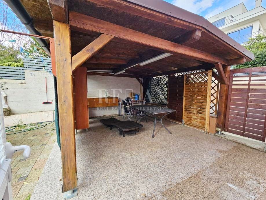 DRAMALJ, CRIKVENICA - Stan sa 150 m2 okućnice (prodaja)