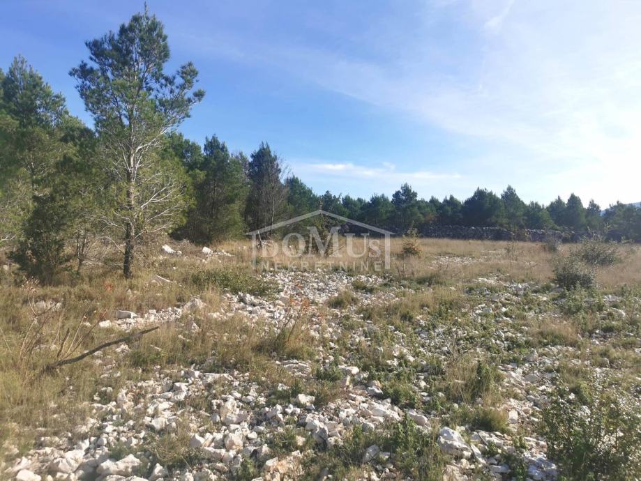 Dubrava kod Šibenika, građevinsko zemljište 2.288m2;