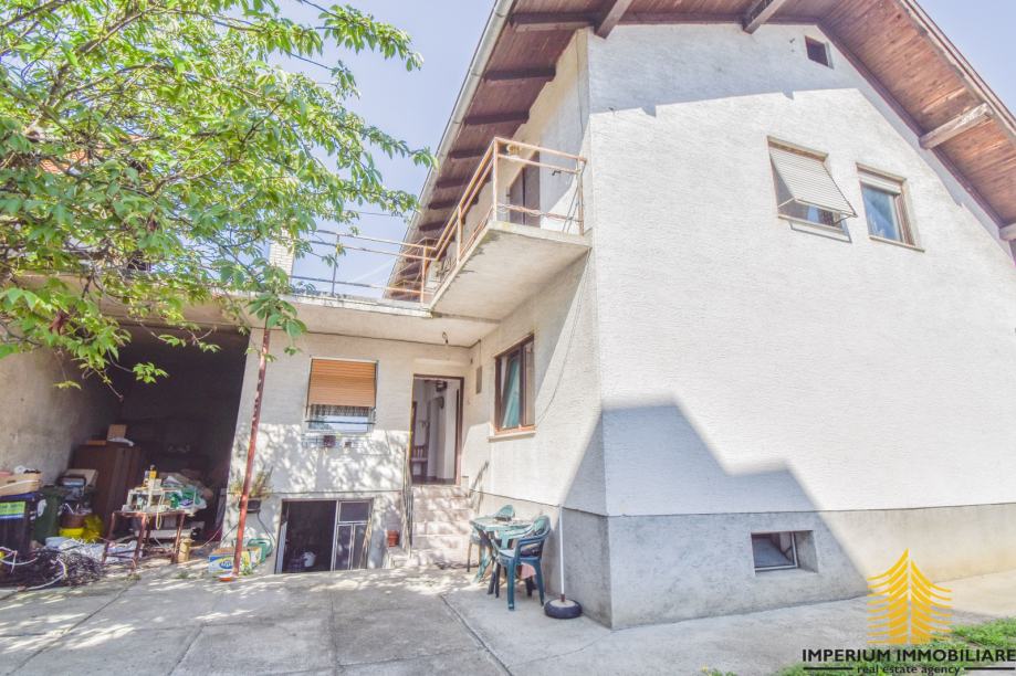 Dvije kuće: Stenjevec, 400 m2 na građevinskom zemljištu 1348 m2 (prodaja)