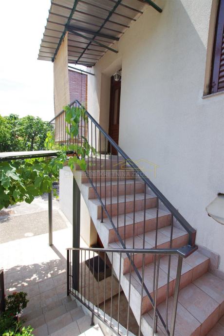 Biograd - dvojna kuća 100 m od plaže (prodaja)