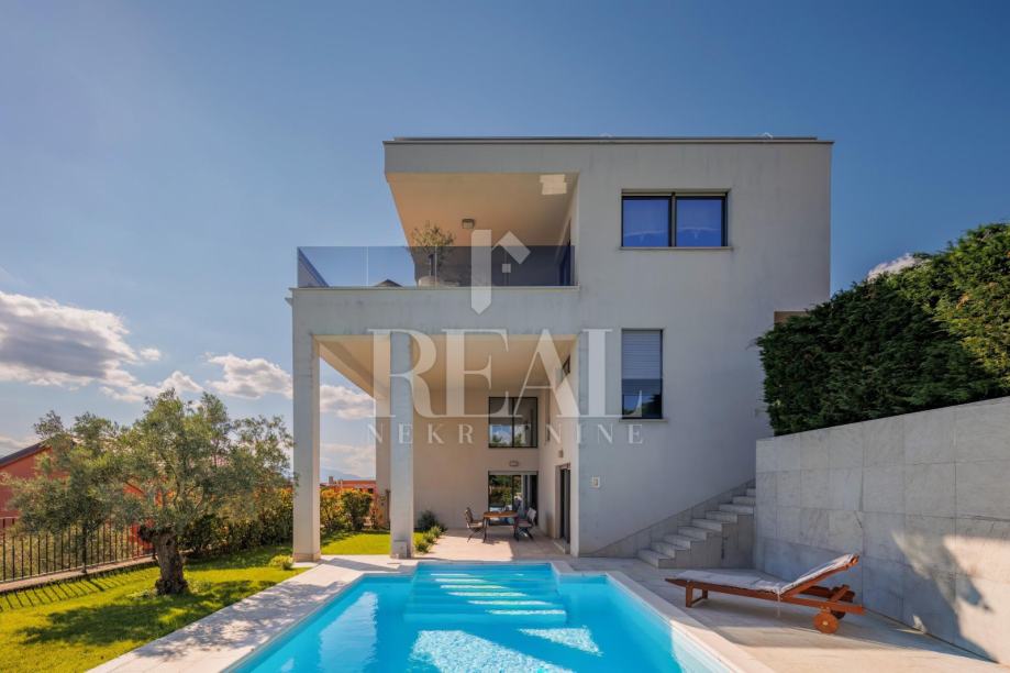 Dvojna kuća u Kostreni-Sv. Lucija 273 m2 sa bazenom ! (prodaja)