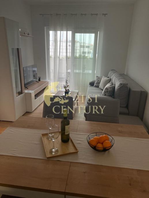 ***Dvosoban stan 50 m2, režije uključene do 15.06.*** (iznajmljivanje)