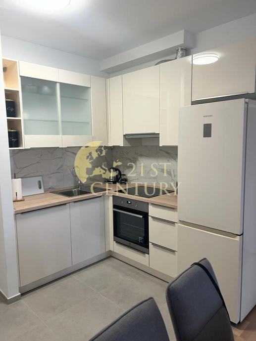 ***Dvosoban stan 50 m2, režije uključene do 15.06.*** (iznajmljivanje)