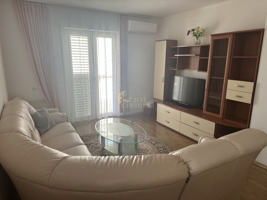 ***Dvosoban stan 80m2, režije uključene, useljivo odmah*** (iznajmljivanje)