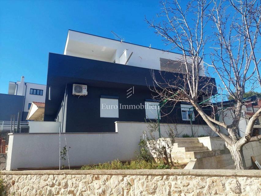 Dvosoban stan na prvom katu, novogradnja Tisno (prodaja)