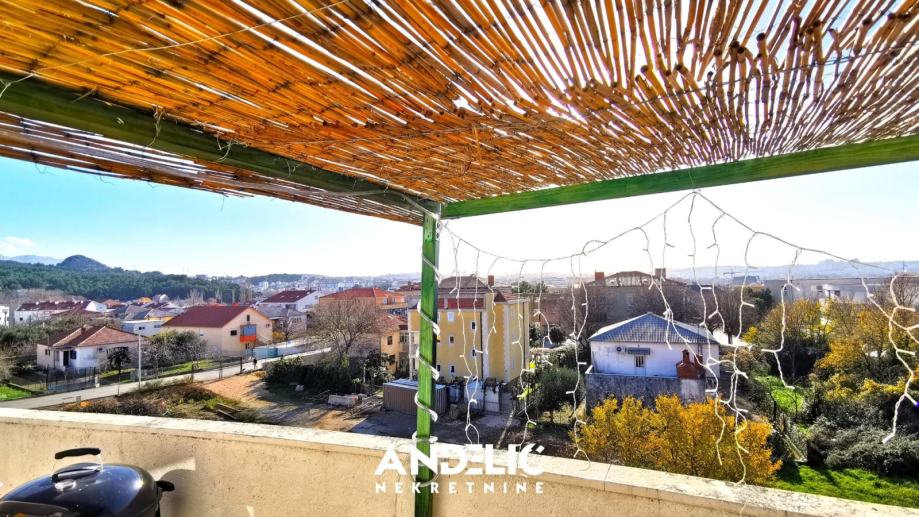DVOSOBAN STAN S POGLEDOM - SOLIN (prodaja)