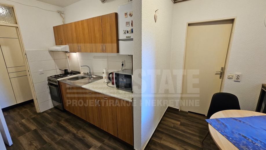 Dvosobni stan, 50 m2, lođa, prizemlje, renoviran, Umaška (prodaja)