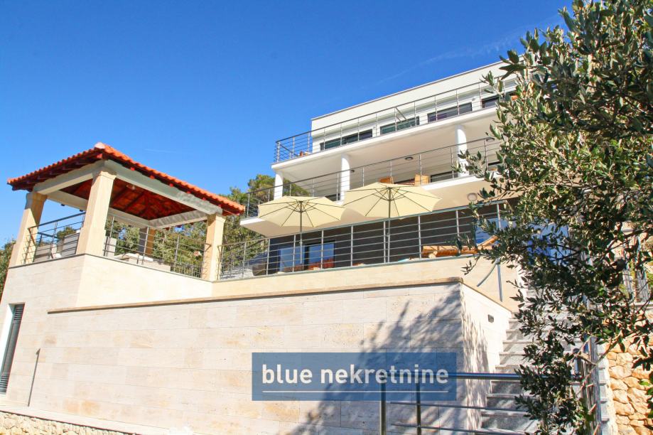 Ekskluzivna vila 292 m2 s bazenom, vezom i plažom, uvala Rasoha (prodaja)