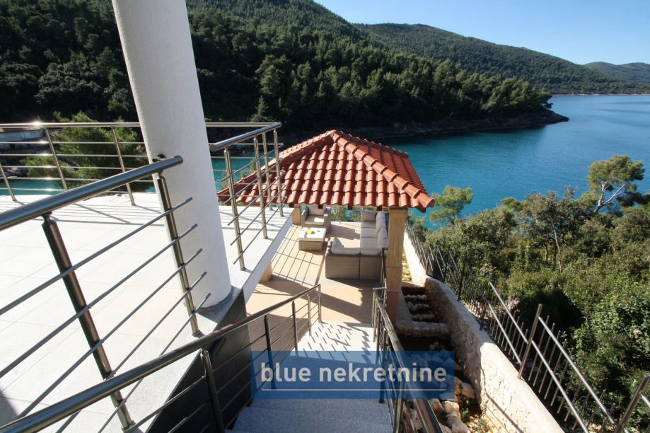Ekskluzivna vila 292 m2 s bazenom, vezom i plažom, uvala Rasoha (prodaja)
