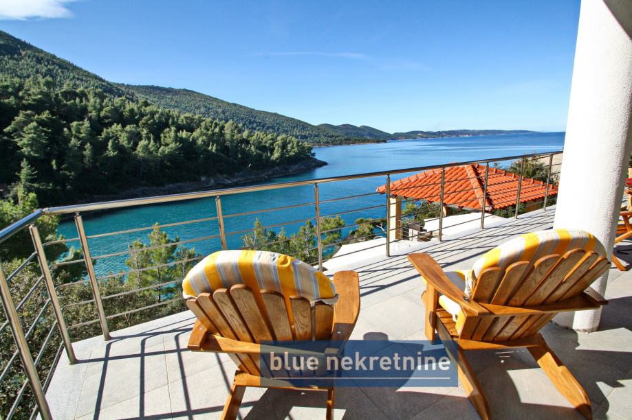 Ekskluzivna vila 292 m2 s bazenom, vezom i plažom, uvala Rasoha (prodaja)