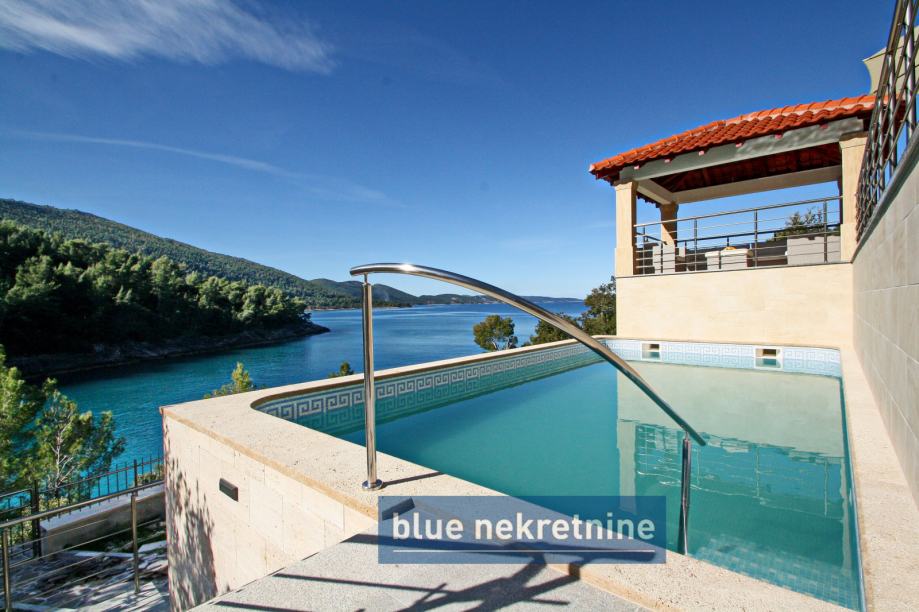 Ekskluzivna vila 292 m2 s bazenom, vezom i plažom, uvala Rasoha (prodaja)