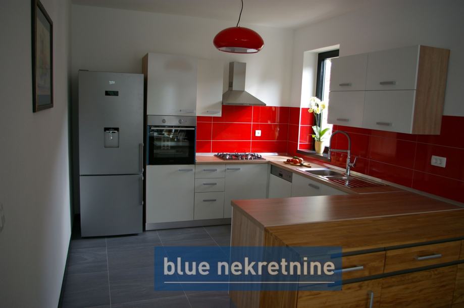 Ekskluzivna vila 292 m2 s bazenom, vezom i plažom, uvala Rasoha (prodaja)