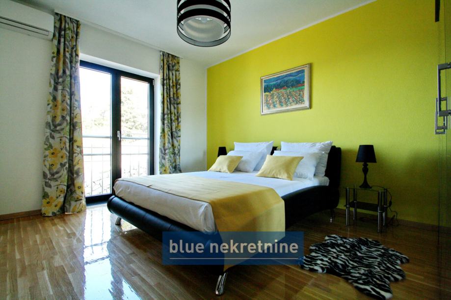 Ekskluzivna vila 292 m2 s bazenom, vezom i plažom, uvala Rasoha (prodaja)