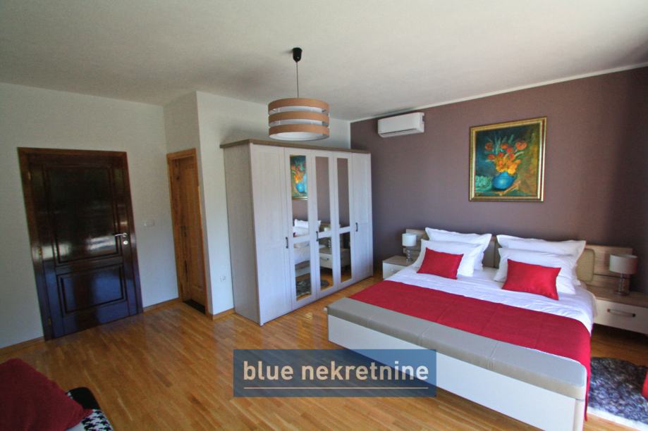 Ekskluzivna vila 292 m2 s bazenom, vezom i plažom, uvala Rasoha (prodaja)