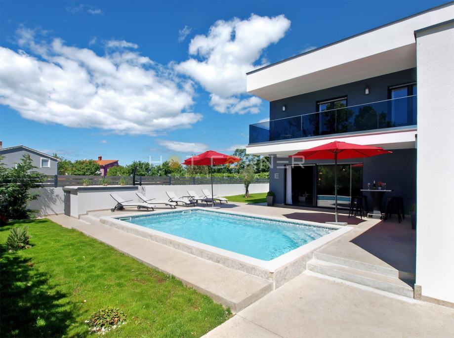 Ekskluzivna vila s bazenom (prodaja)