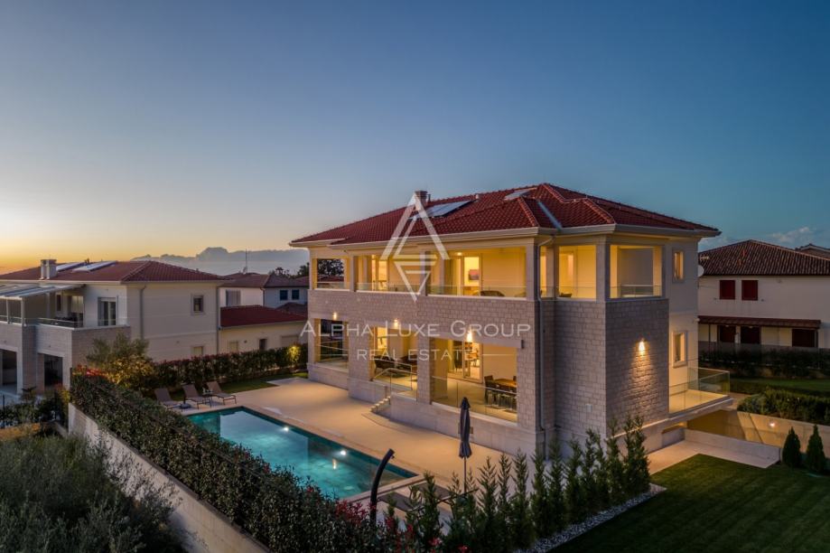 Ekskluzivno u ALPHA LUXE GROUP - Poreč, Istra: Luksuzna vila s panoram (prodaja)