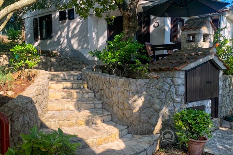 Fantastična prilika za turizam - Kuća sa 4 apartmana u blizini plaže ...