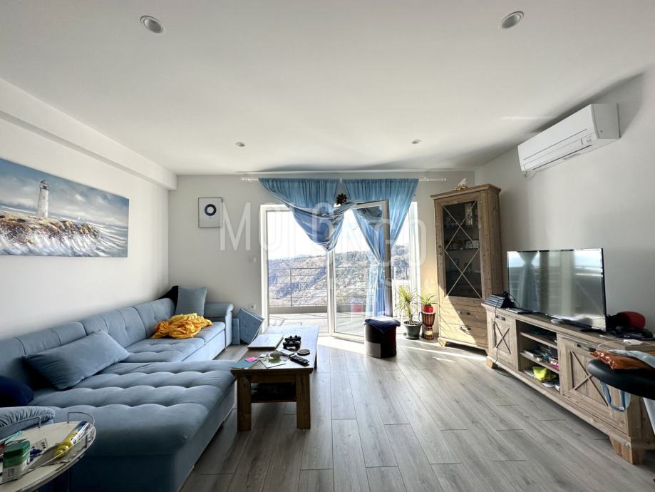 GRAD GROBNIK, etaža s okućnicom i pogledom na more (prodaja)