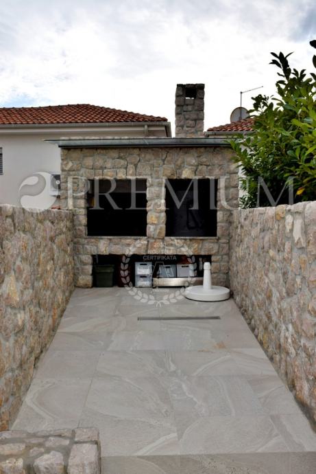 Grad Krk, impozantna kuća s bazenom i pogledom na more! (prodaja)