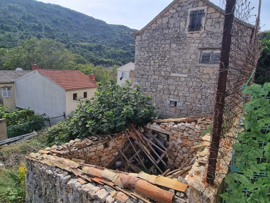GRAD VIS,AUTOHTONA KAMENA KUĆA U STROGOM CENTRU GRADA! (prodaja)