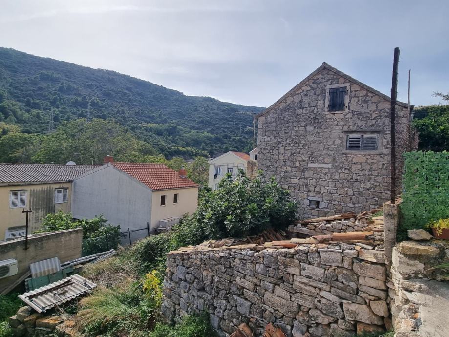 GRAD VIS,AUTOHTONA KAMENA KUĆA U STROGOM CENTRU GRADA! (prodaja)