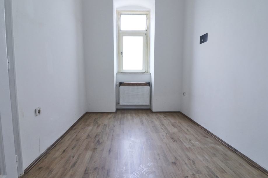 GRADA MAINZA, ADAPTIRAN POSLOVNI PROSTOR S PET PROSTORIJA (iznajmljivanje)