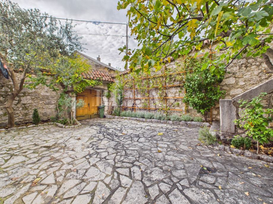 Grižane - autentična kamena kuća (prodaja)