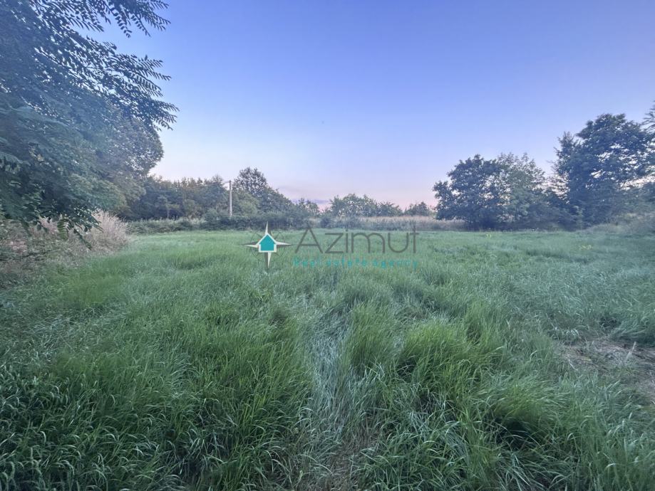Groznjan , gradjevinska parcela 1.413m2, kompletna infrastruktura , id