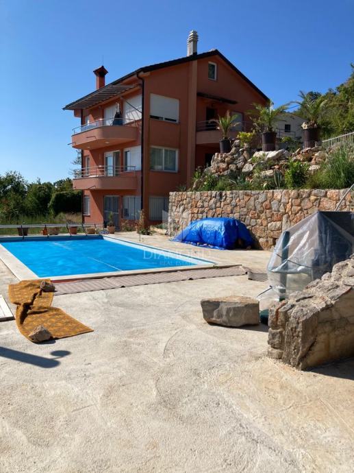 Ičići, stan na prvom katu sa prekrasnim pogledom na more (prodaja)