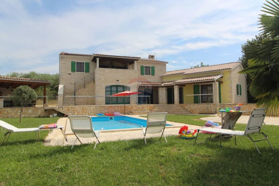 ISTRA, BADERNA OKOLICA, LIJEPA SAMOSTOJEĆA KUĆA NA UZVISINI POGLED MOR ...