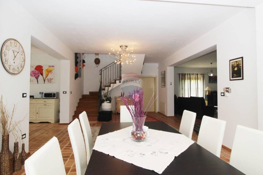 ISTRA, BADERNA OKOLICA, LIJEPA SAMOSTOJEĆA KUĆA NA UZVISINI POGLED MOR ...