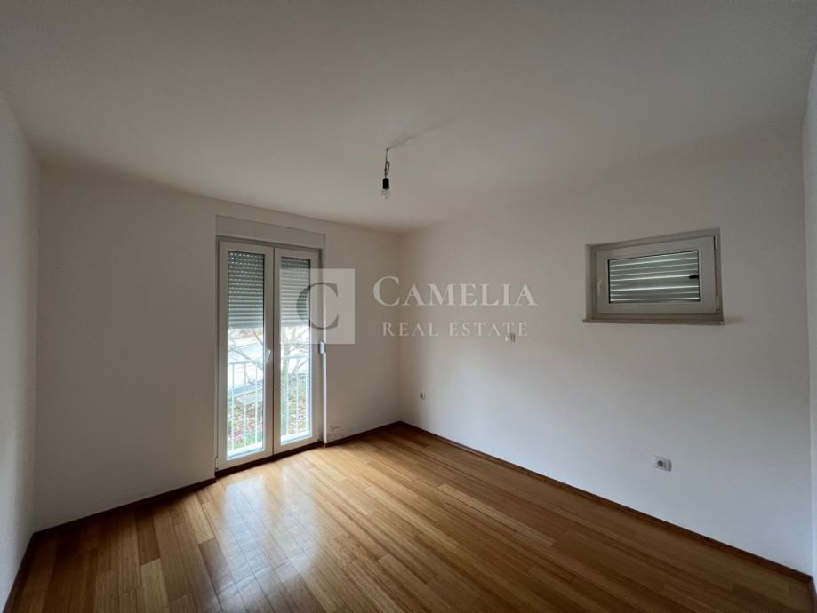 Istra Baderna šarmantan stan u zgradi sa bazenom! (prodaja)