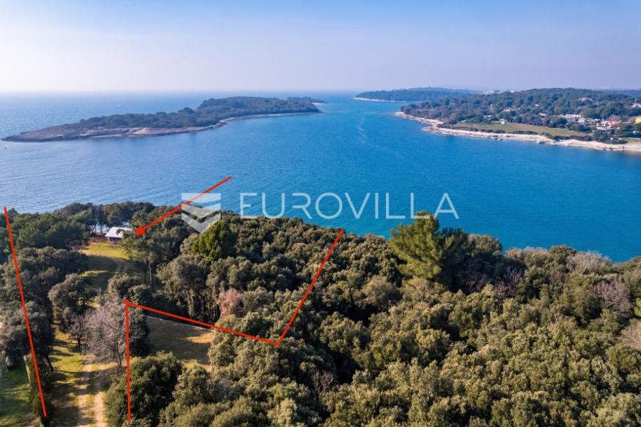 Istra, Banjole zemljište 2700 m2 prvi red do mora s dva legalizirana